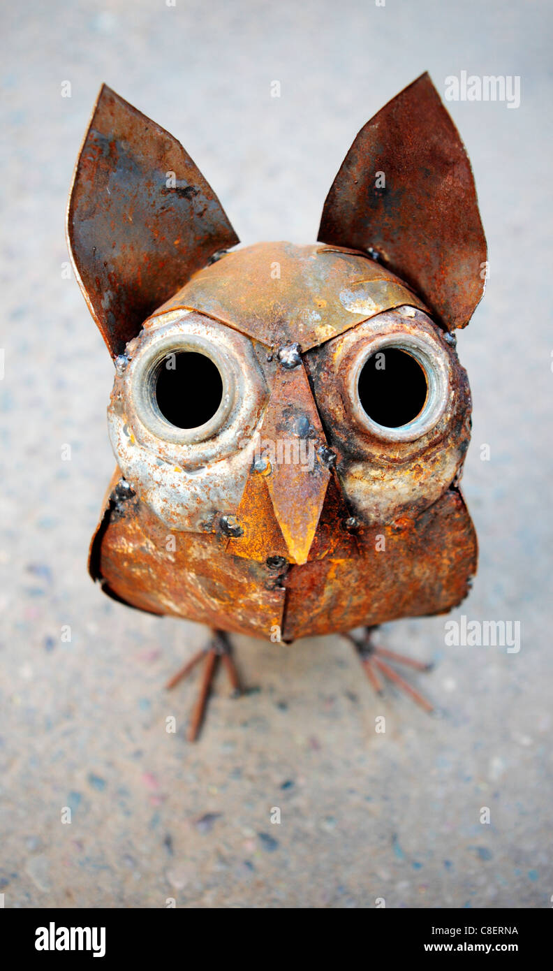 Metal owl art sculpture hi-res stock photography and images - Alamy