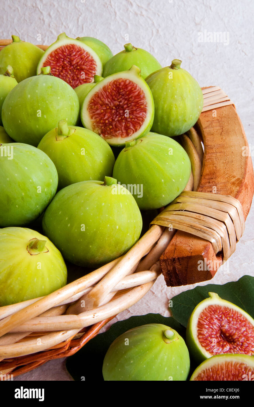 Figs in basket hi-res stock photography and images - Alamy