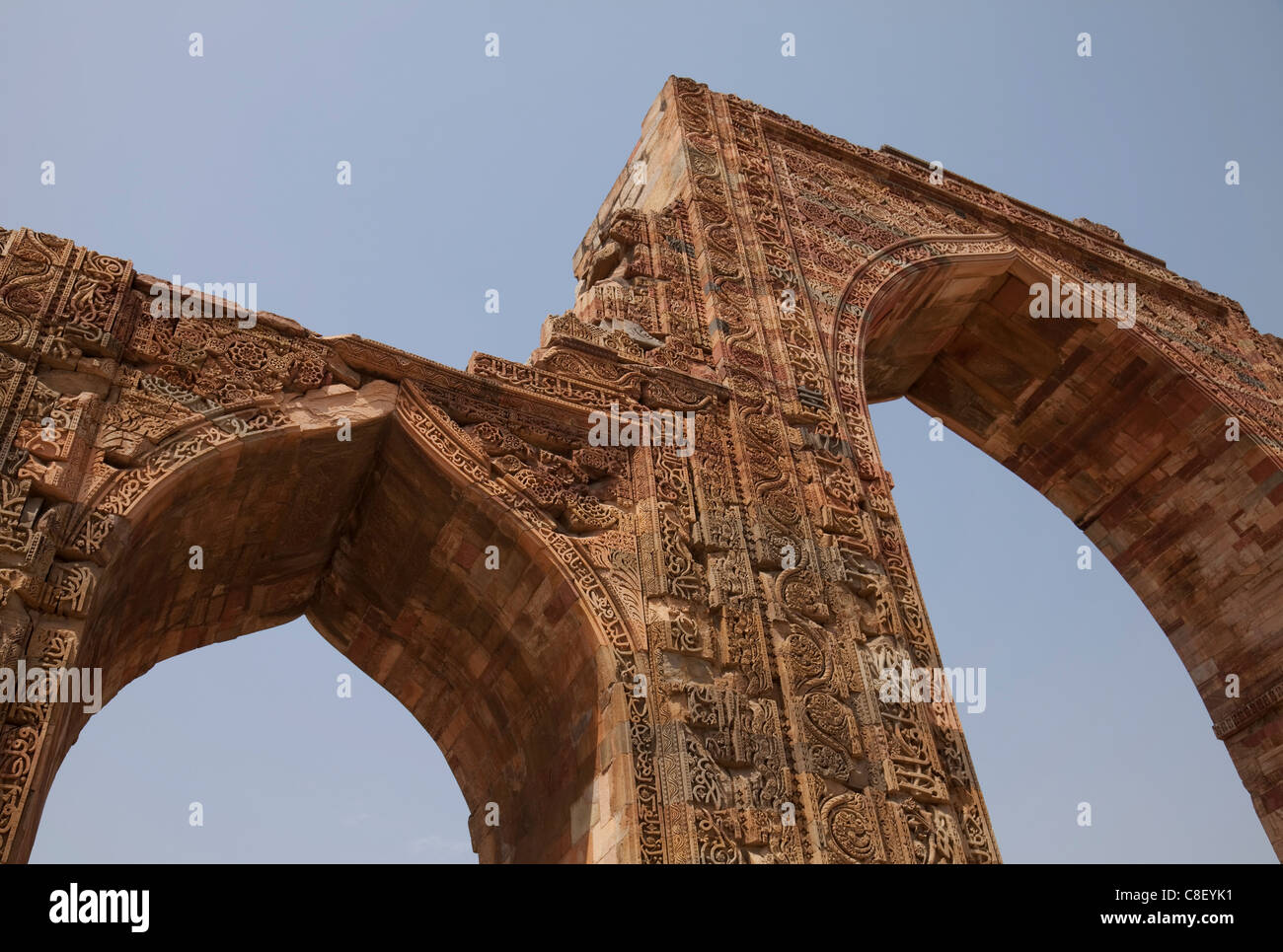 Quwwat ul islam mosque hi-res stock photography and images - Alamy