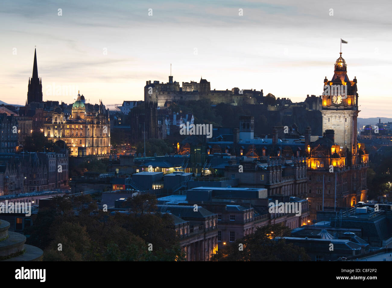 Cityscape at dusk looking towards Edinburgh Castle, Edinburgh, Scotland ...