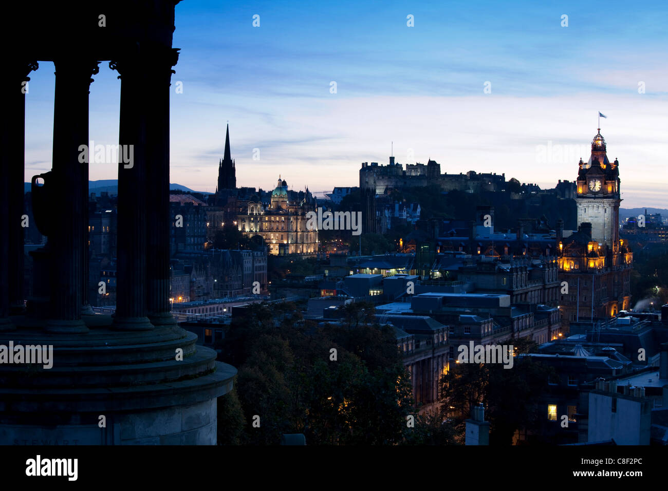 Cityscape at dusk looking towards Edinburgh Castle, Edinburgh, Scotland ...