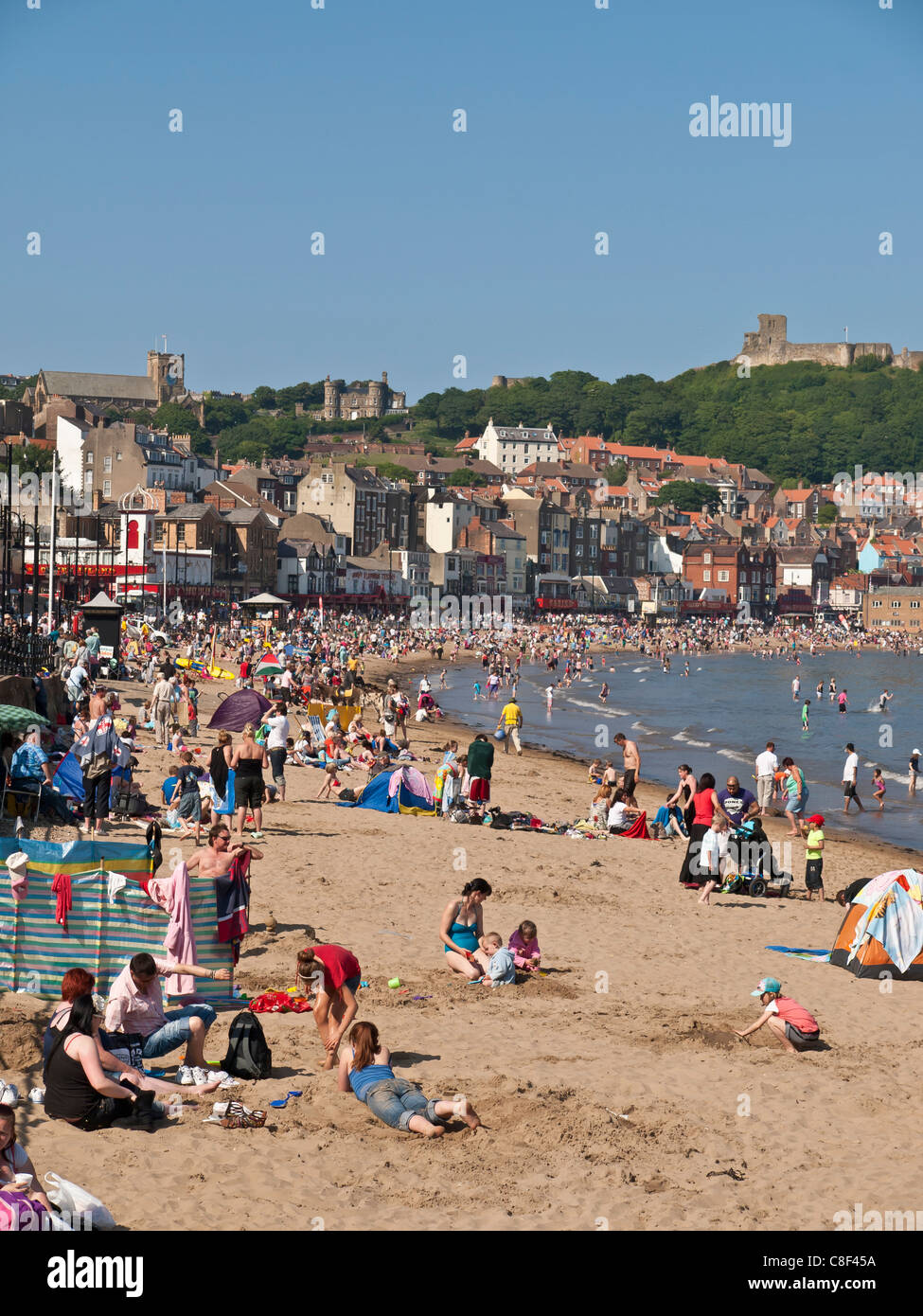 Scarborough beach uk hi-res stock photography and images - Alamy