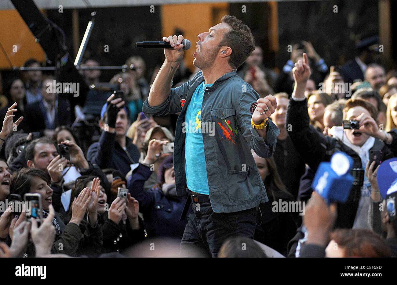 Chris martin coldplay red carpet hi-res stock photography and images ...