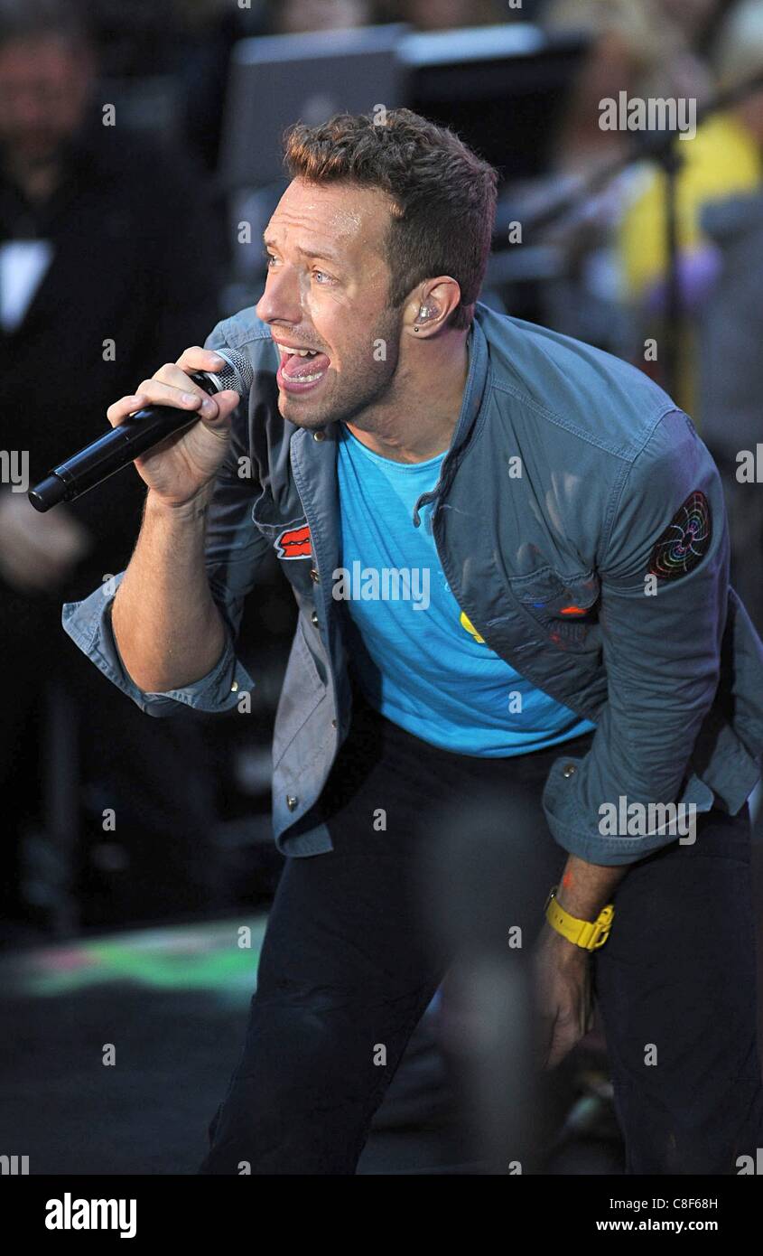 Chris Martin on stage for NBC Today Show Concert Series with Coldplay ...