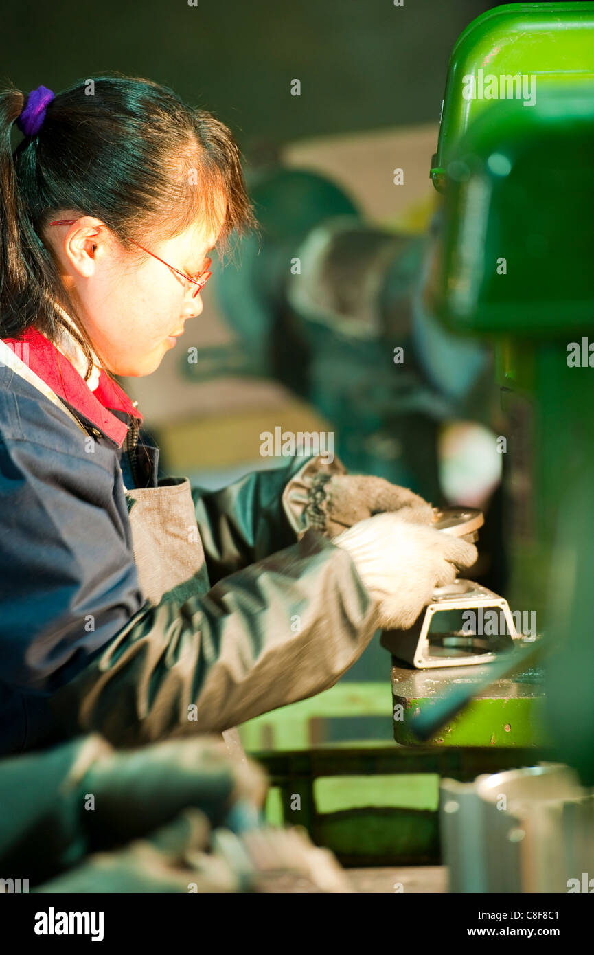 China factory workers hi-res stock photography and images - Alamy
