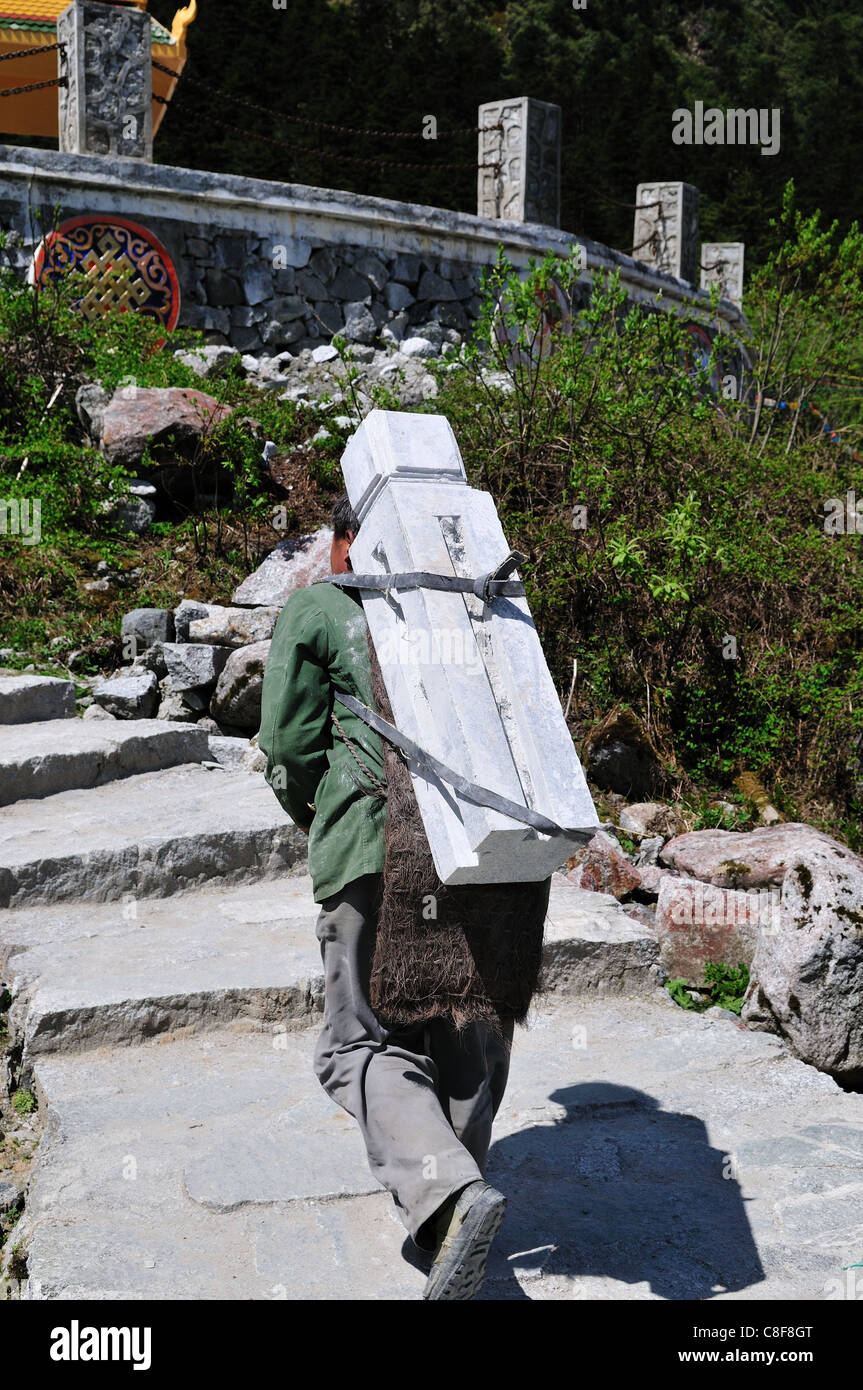 Man carrying heavy load hi-res stock photography and images - Alamy