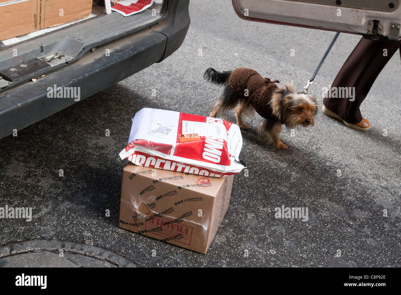 Ground package delivery hi-res stock photography and images - Alamy