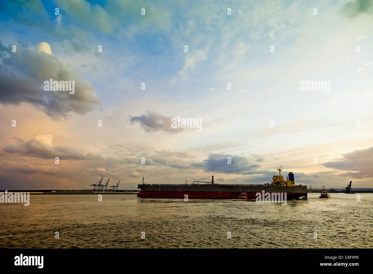 Maneuvering a ship hi-res stock photography and images - Alamy