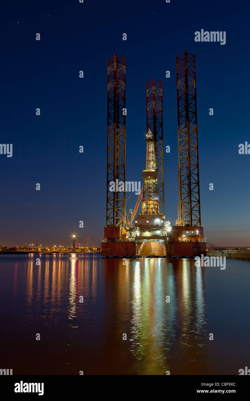 Drill ship night hi-res stock photography and images - Alamy