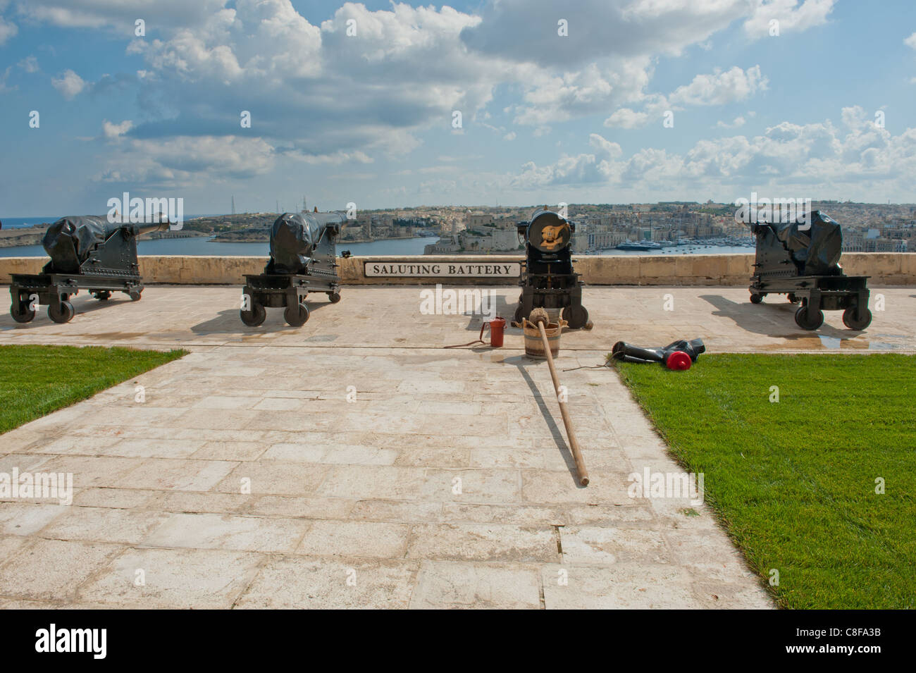 Noon day gun hi-res stock photography and images - Alamy