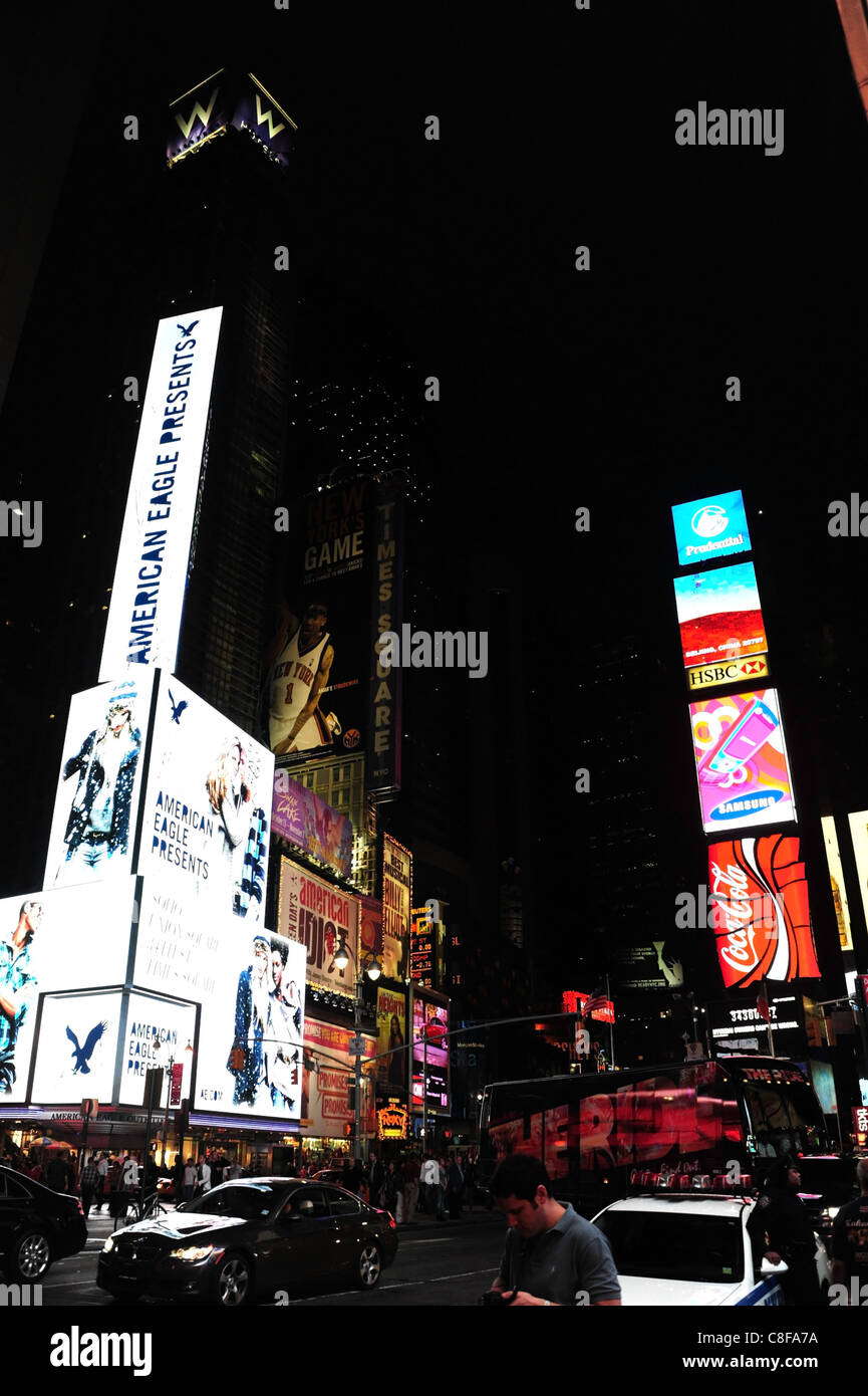 Man turning head looking left hi-res stock photography and images - Alamy