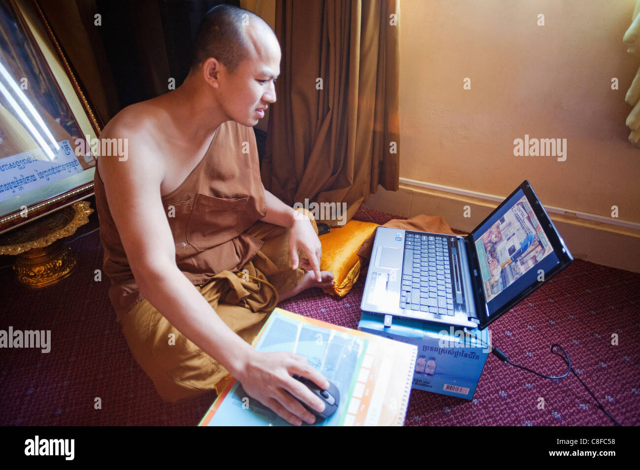 Monk with computer hi-res stock photography and images - Alamy