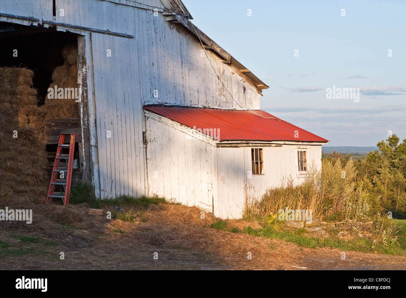 Red roof barn england hi-res stock photography and images - Alamy