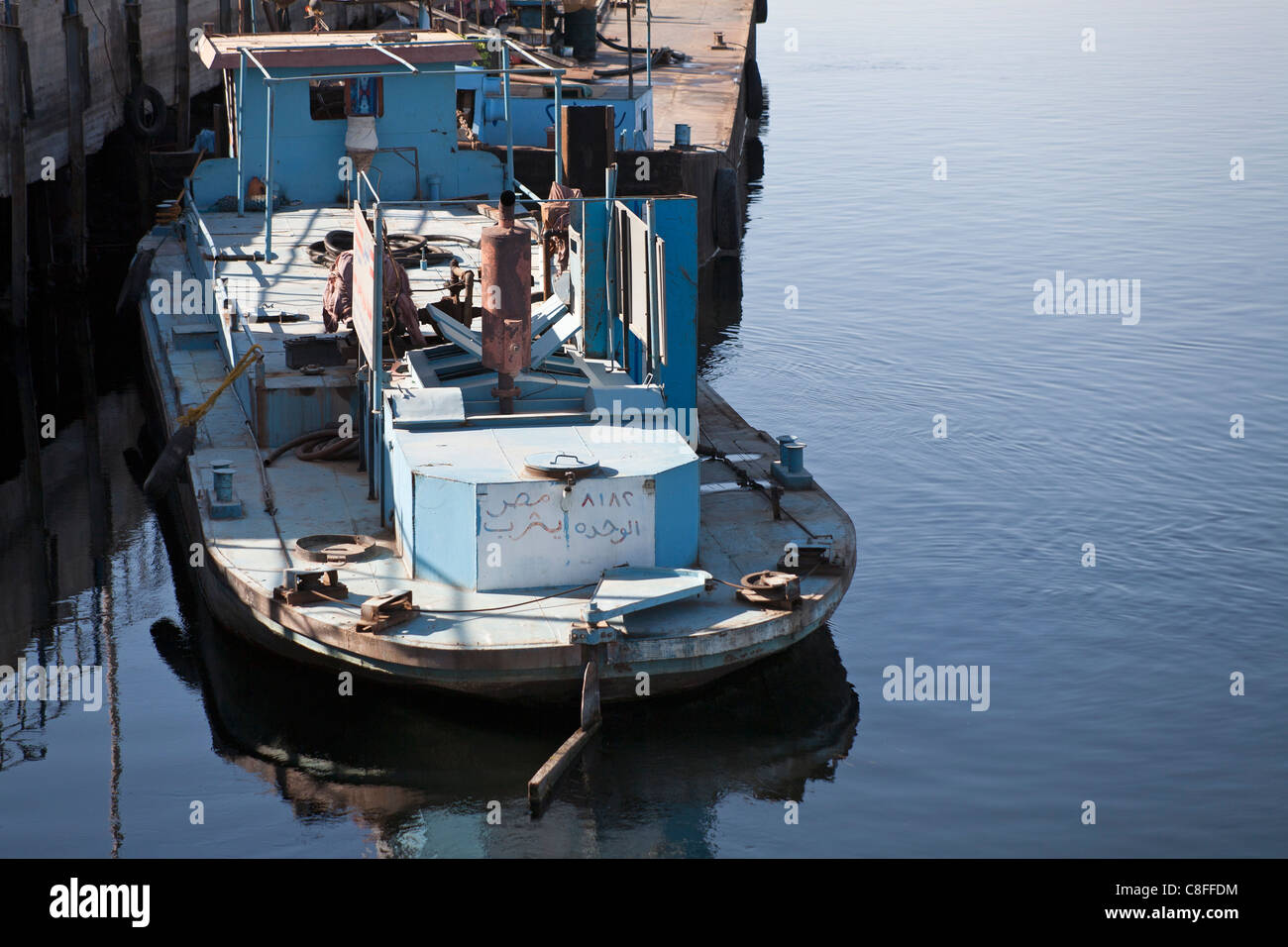Tug boat in river hi-res stock photography and images - Alamy