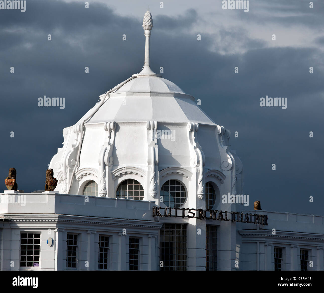 Central dome on the Pavilion (former entrance to Southampton Royal Pier ...