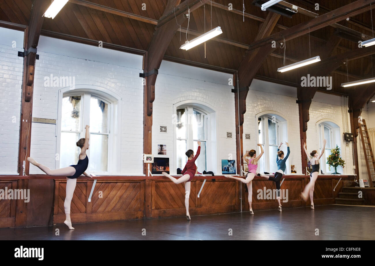 Group of females in dance class hi-res stock photography and images - Alamy