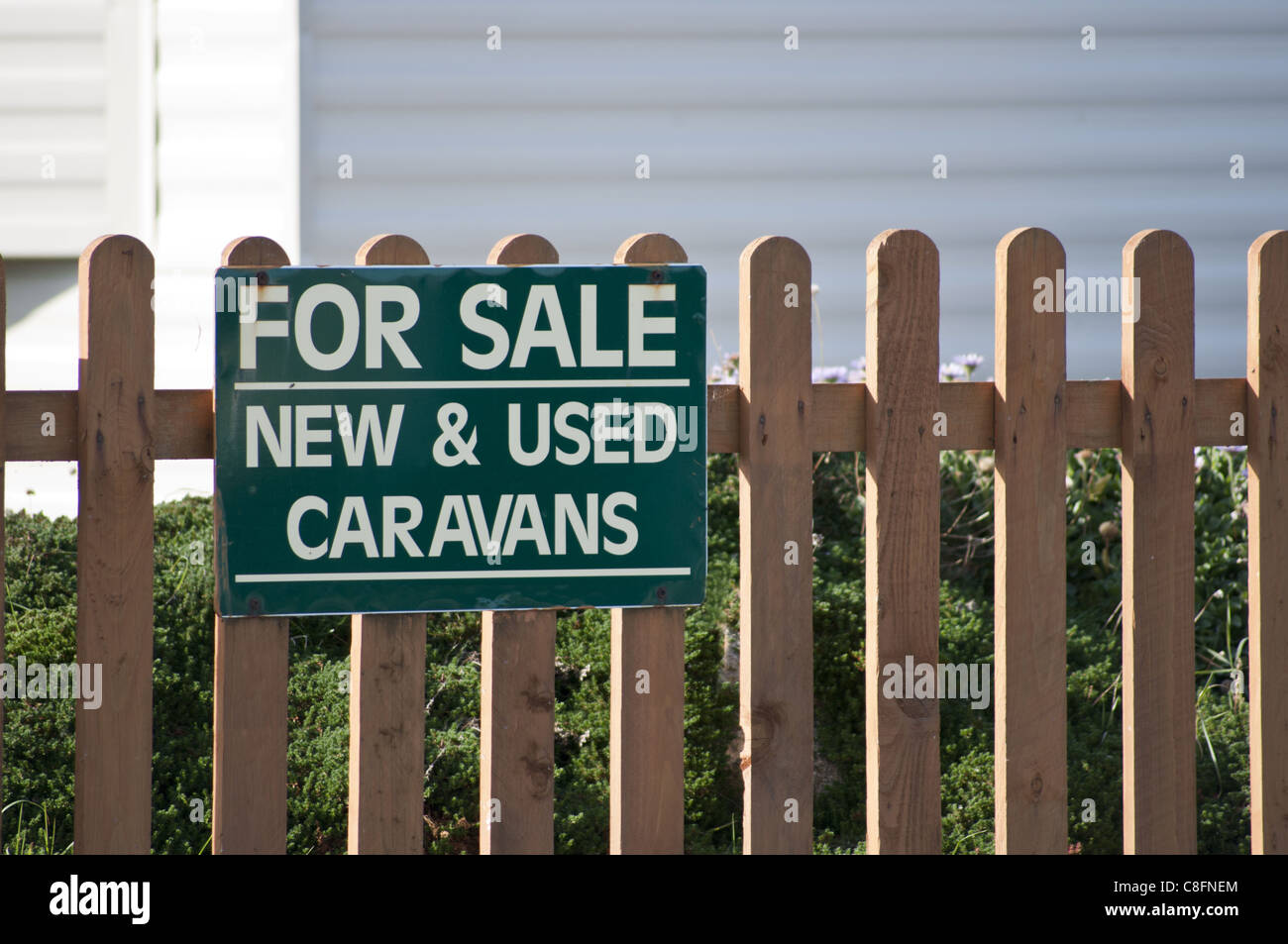 Caravan for sale sign static caravan mobile home Stock Photo - Alamy