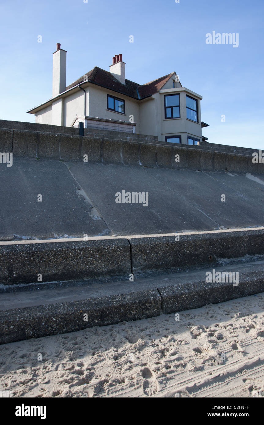 Concrete sea wall defences hi-res stock photography and images - Alamy