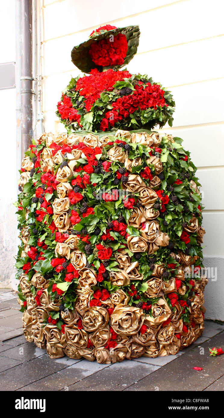 Statue of woman composed of red roses Stock Photo - Alamy