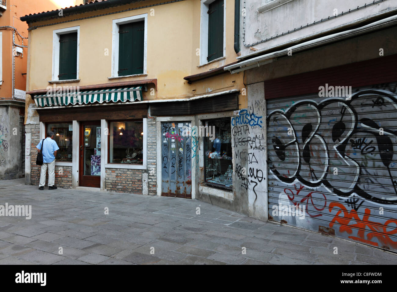 Man window shopping, Venice Italy Stock Photo - Alamy