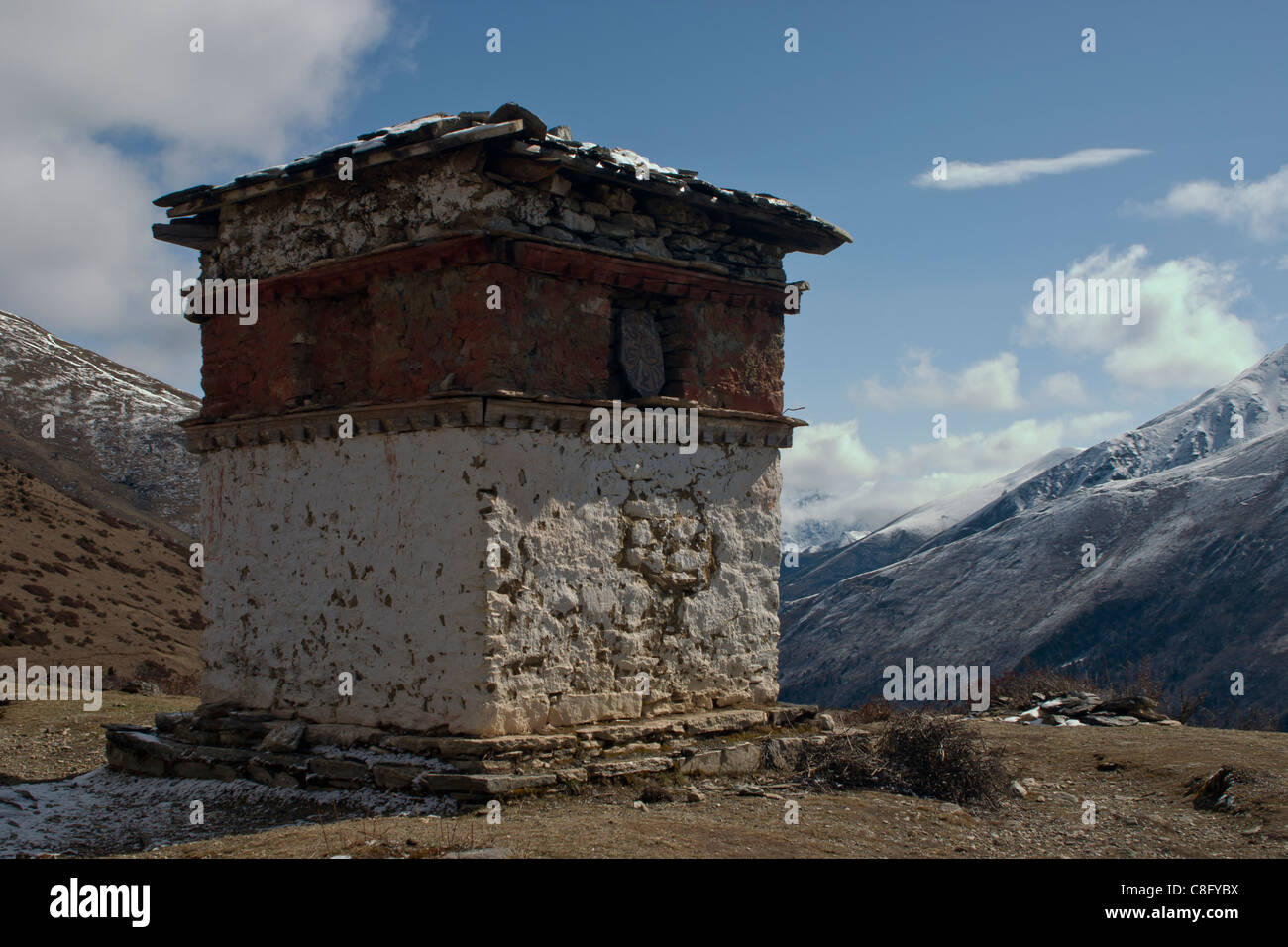 A Bhutanese buddhist chorten (stupa) on the track below Lingzhi Dzong ...