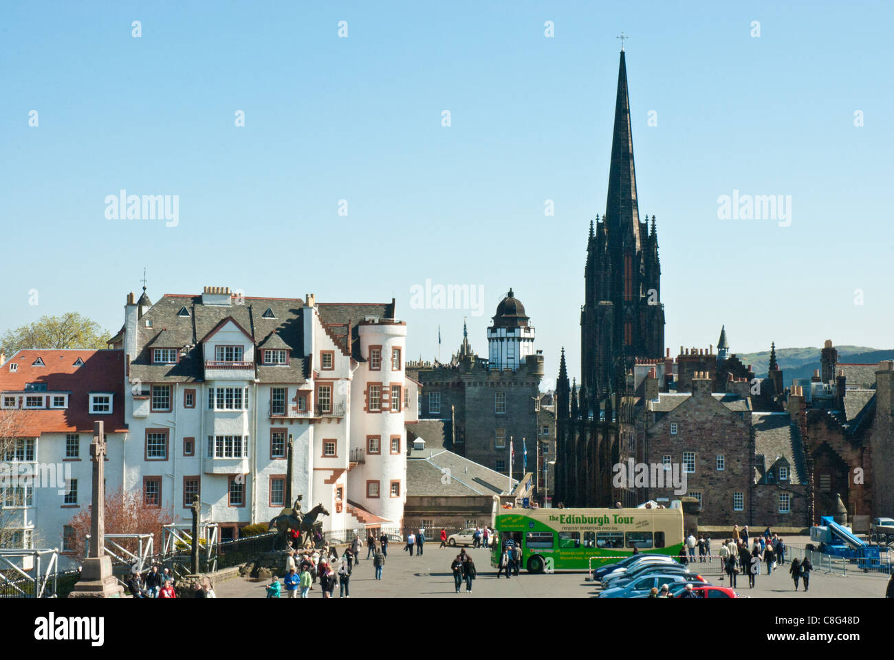 Edinburgh tourists bus castle hi-res stock photography and images - Alamy
