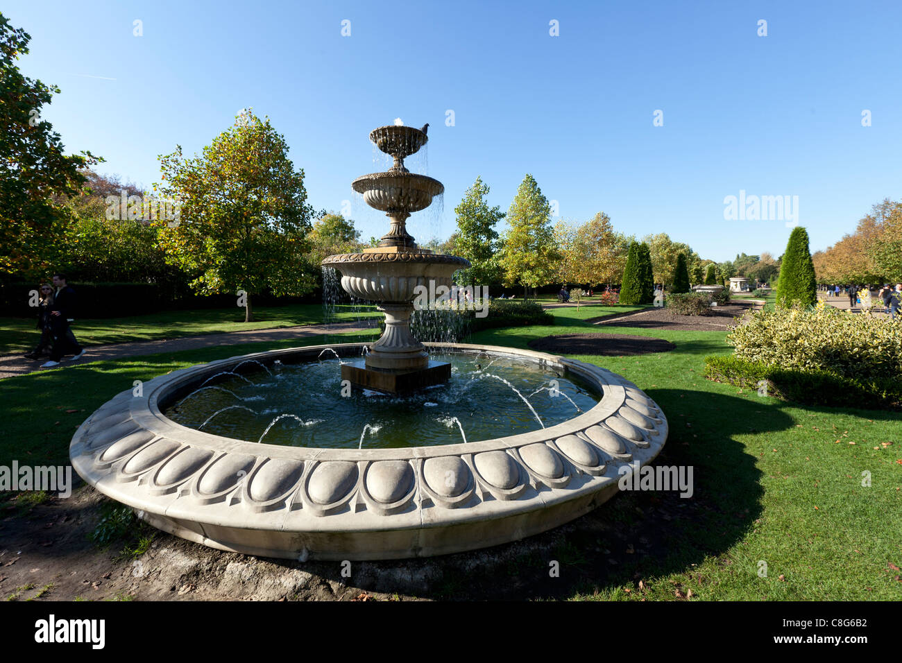 Water Fountain in Queen Mary's Gardens, Regent's Park, London, England ...