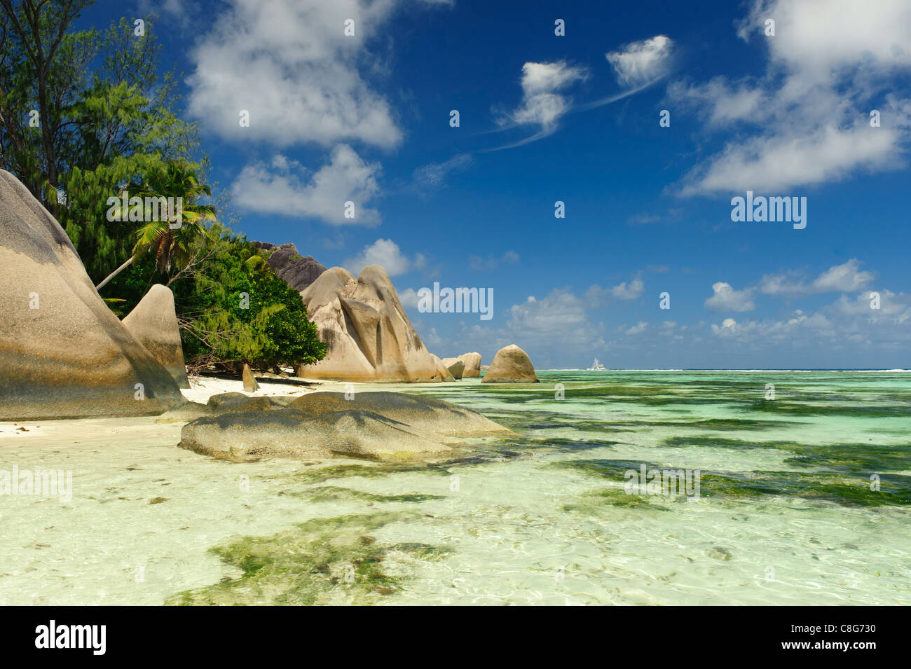 magnificent boulder-strewn tropical beach Stock Photo - Alamy