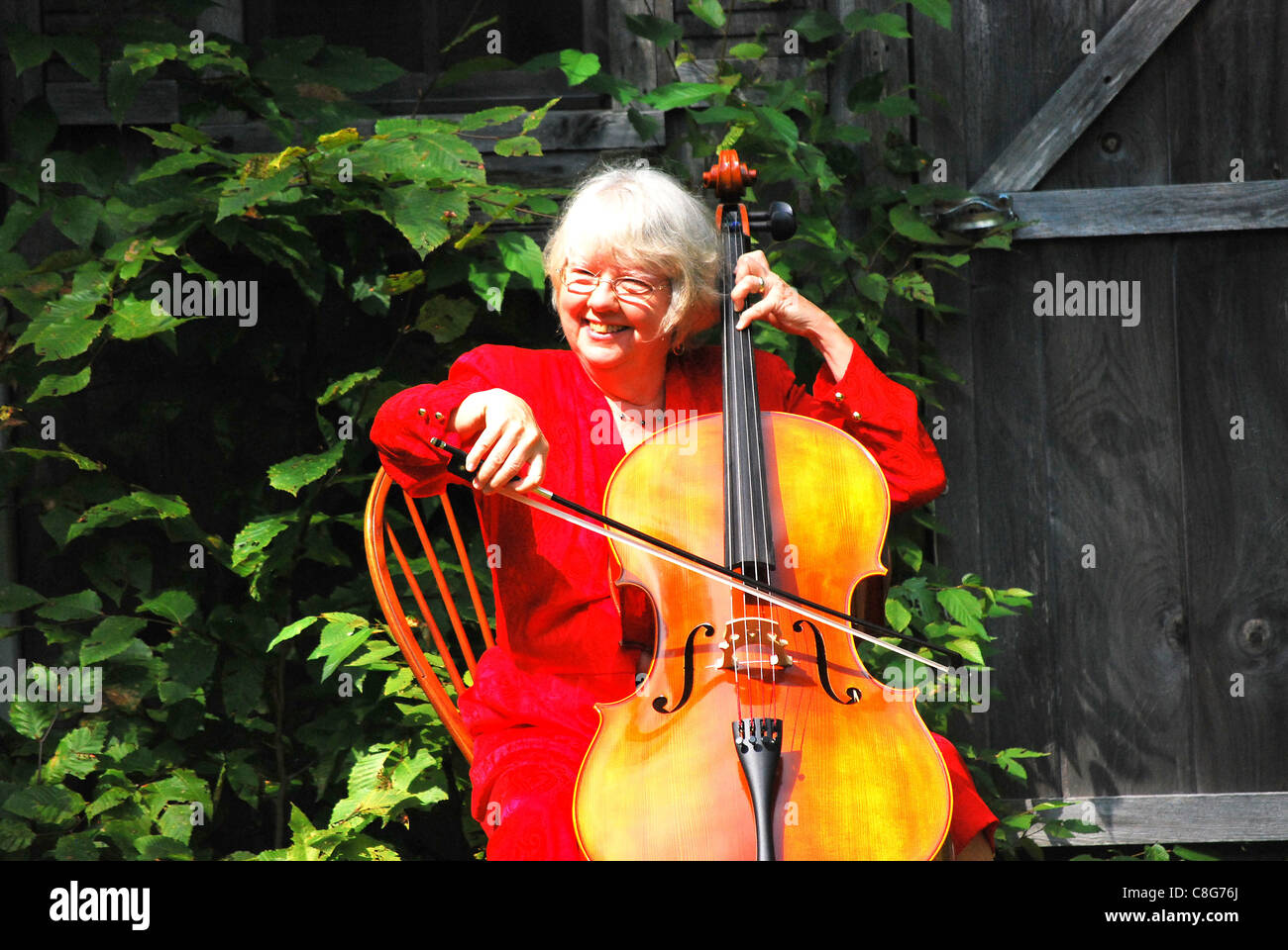 Solo cellist hi-res stock photography and images - Alamy
