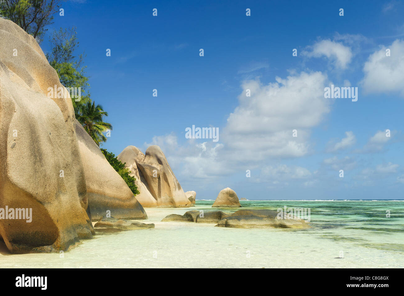 magnificent boulder-strewn tropical beach Stock Photo - Alamy