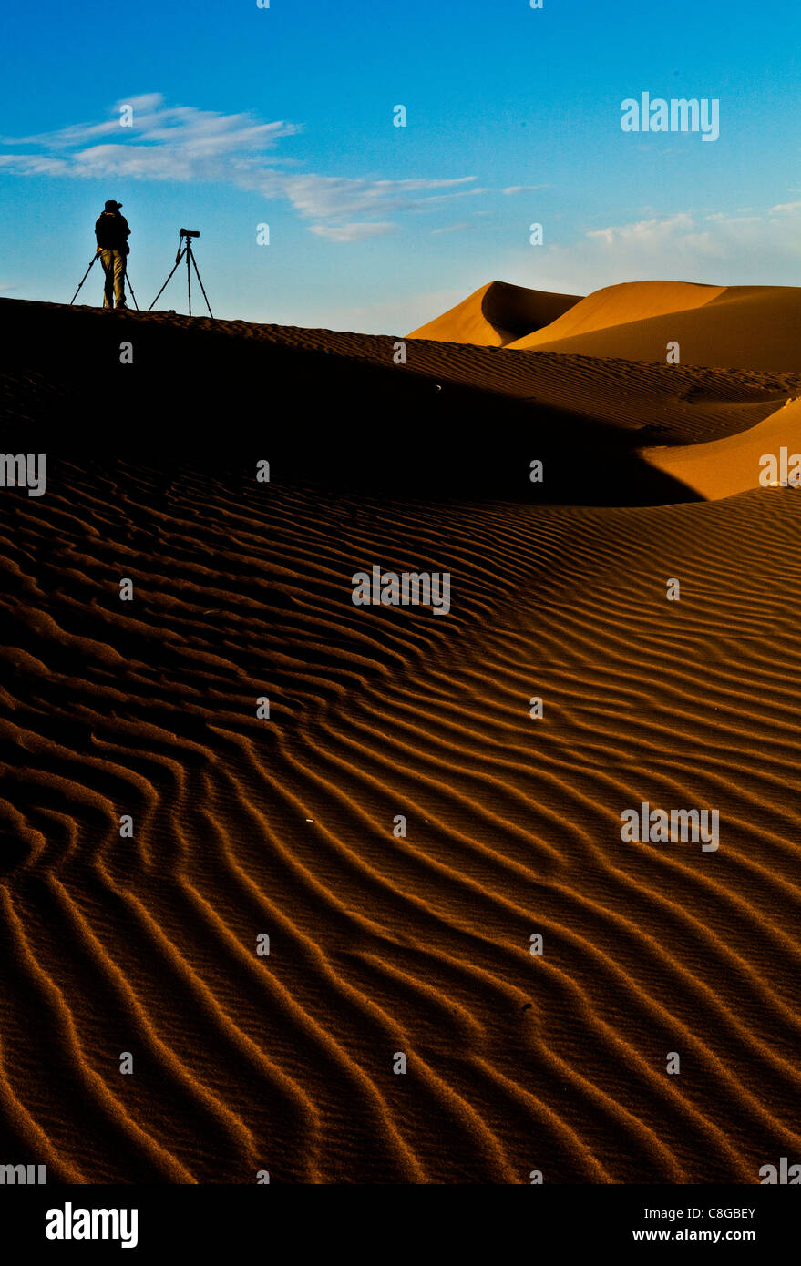 Photographer shooting in beautiful desert Stock Photo - Alamy