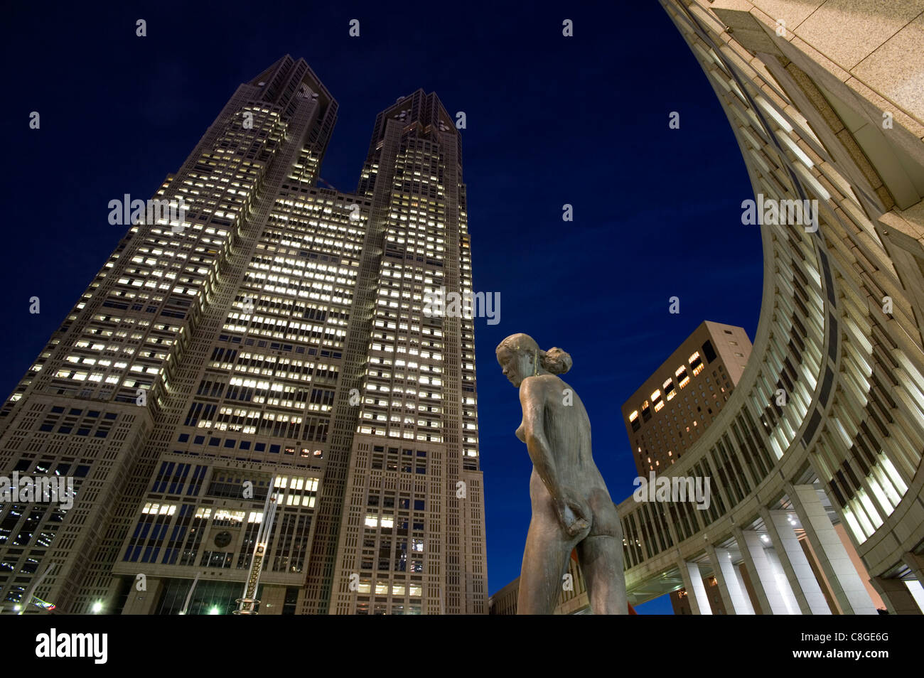 Twin towers of the Tokyo Metropolitan Government office building in ...