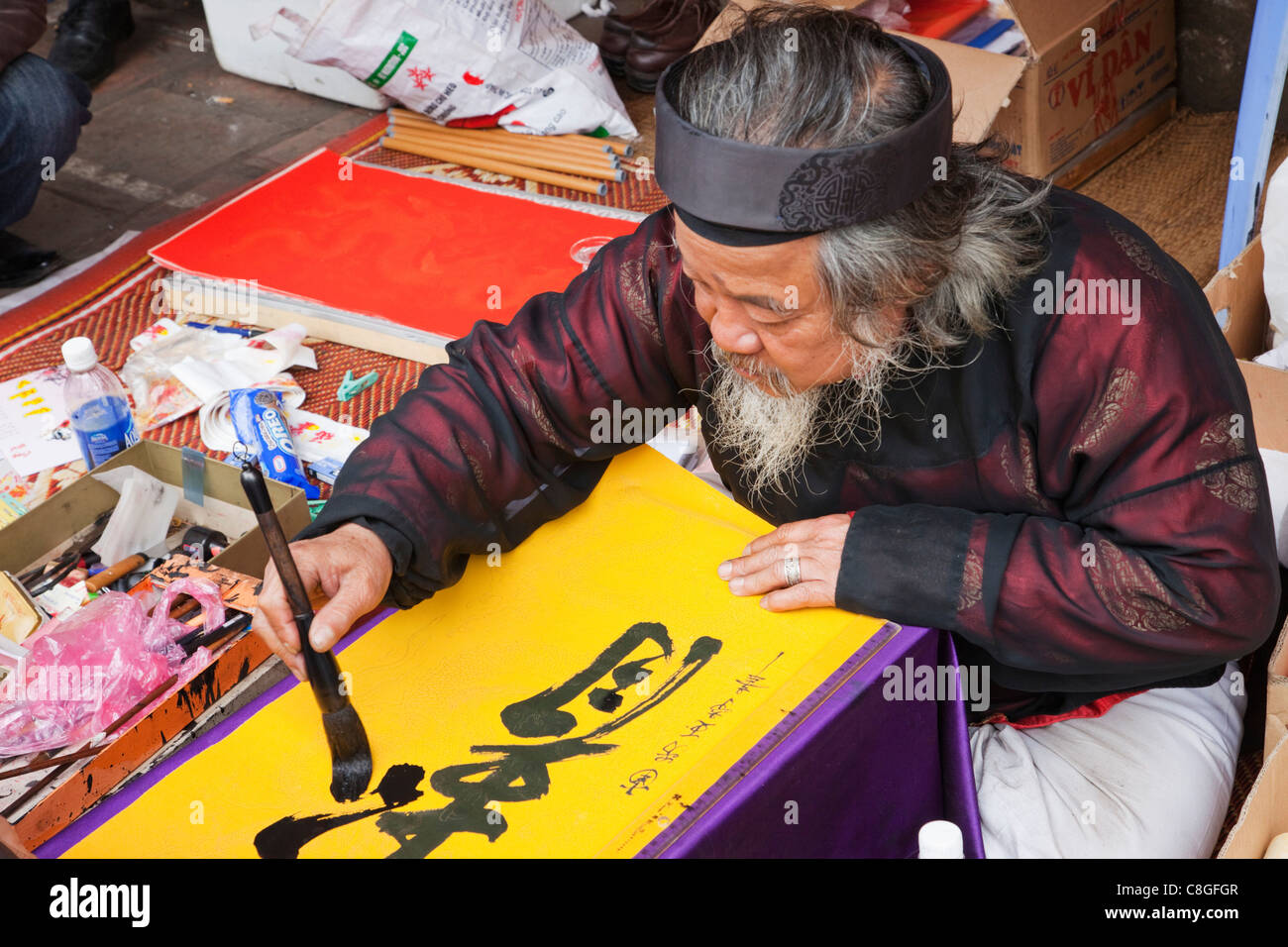 Vietnam hanoi calligrapher hi-res stock photography and images - Alamy