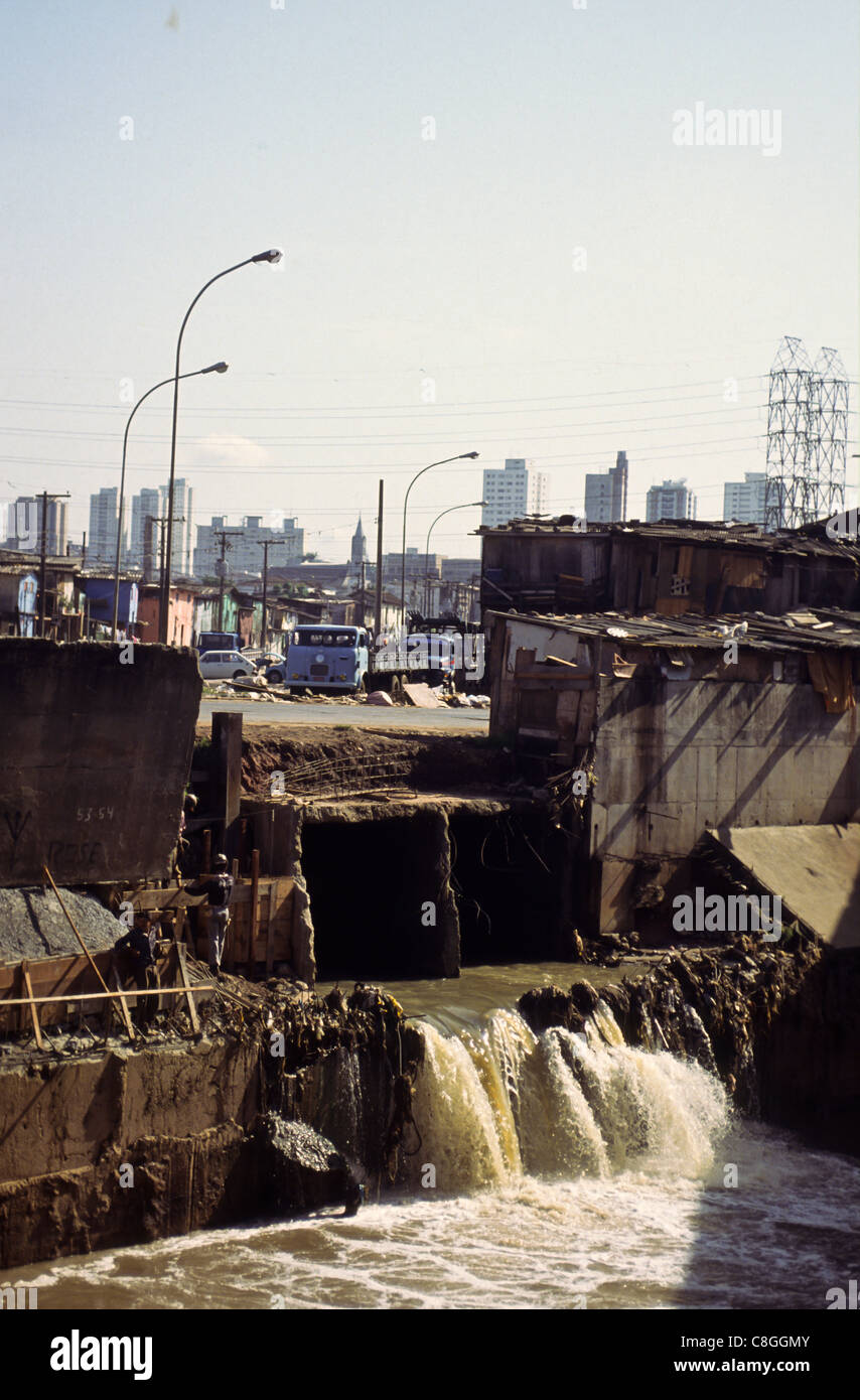 Favelas brazil slum workers hi-res stock photography and images - Alamy