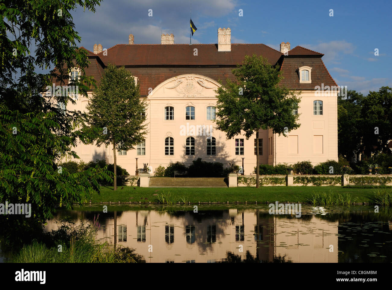 Garden near lake hi-res stock photography and images - Alamy