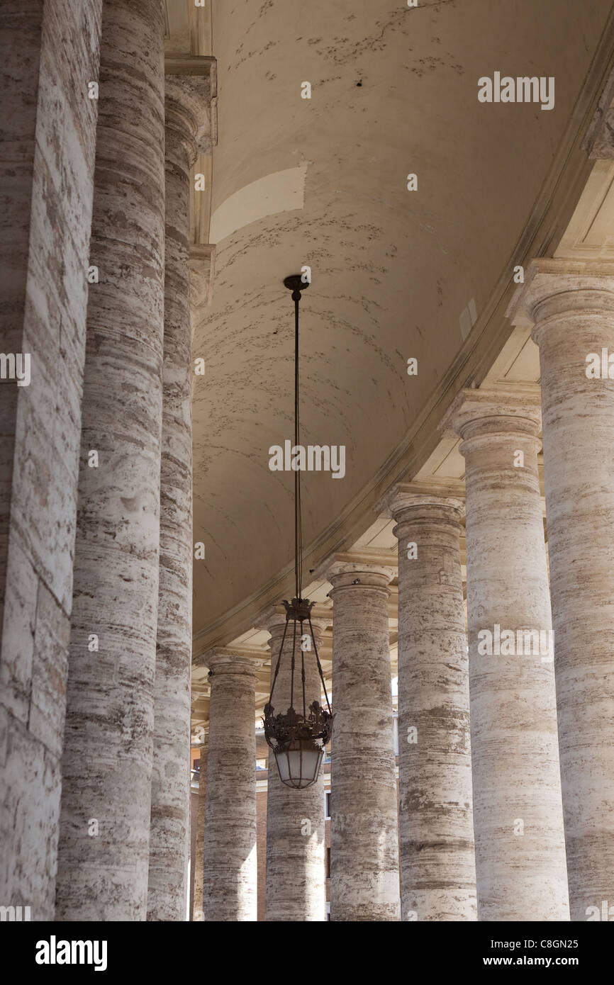Colonnades st peters basilica rome hi-res stock photography and images ...