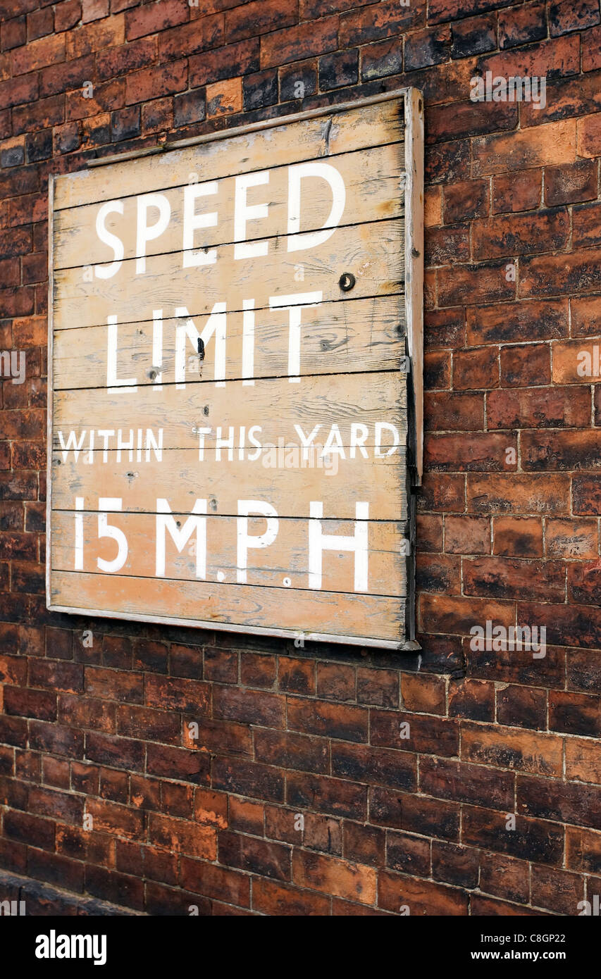 15 mph sign hi-res stock photography and images - Alamy