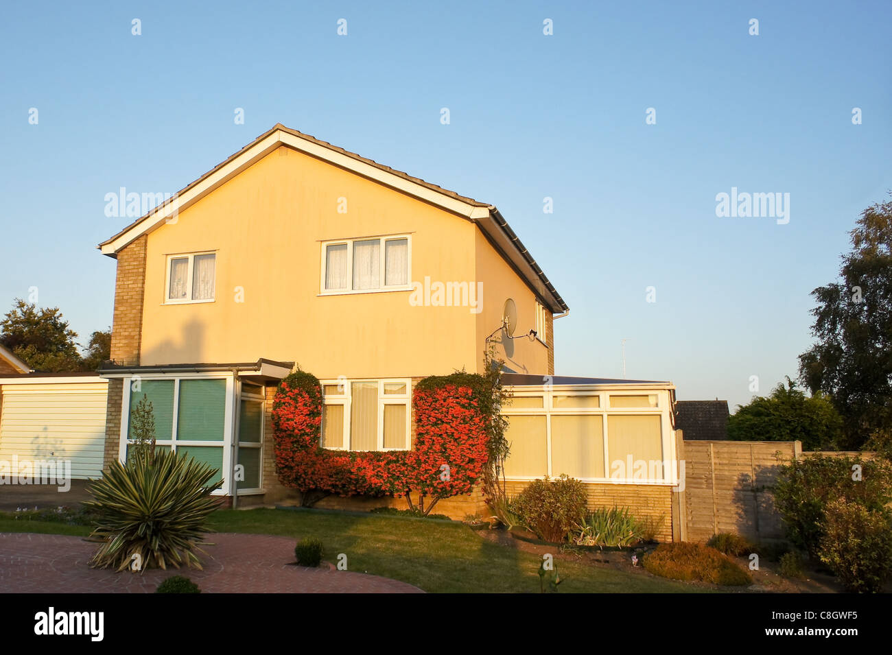 Detached house uk hi-res stock photography and images - Alamy