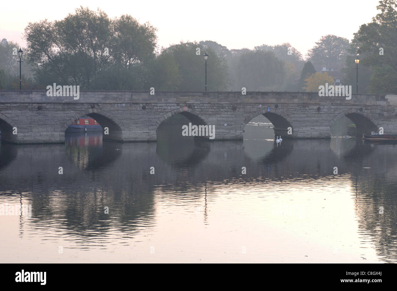 Clopton Bridge and River Avon at dawn, Stratford-upon-Avon, UK Stock ...