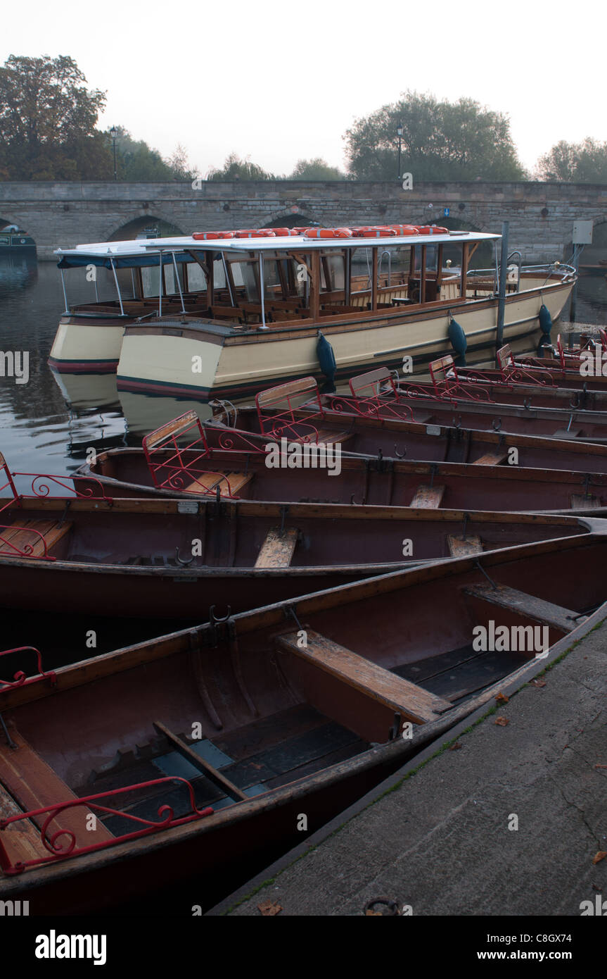 Boats moored on River Avon near Clopton Bridge, Stratford-upon-Avon, UK ...