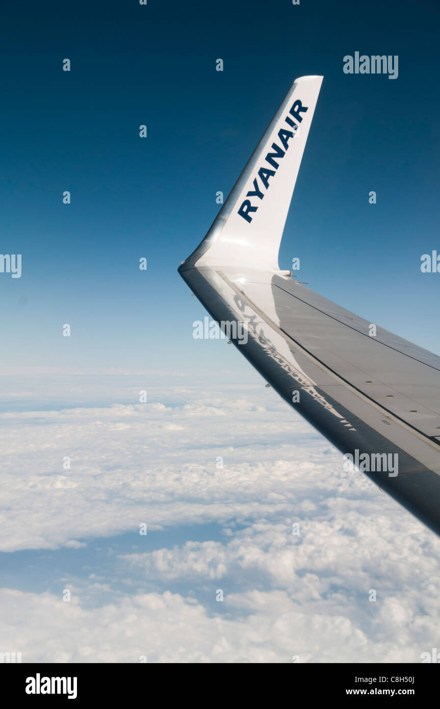 The wing of a Boeing 737 Ryanair jet Stock Photo - Alamy