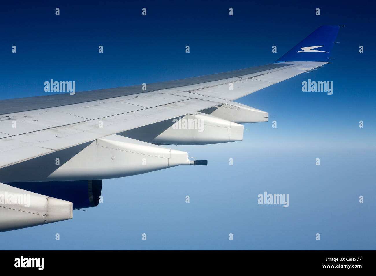 Image of jet wing in flight hi-res stock photography and images - Alamy