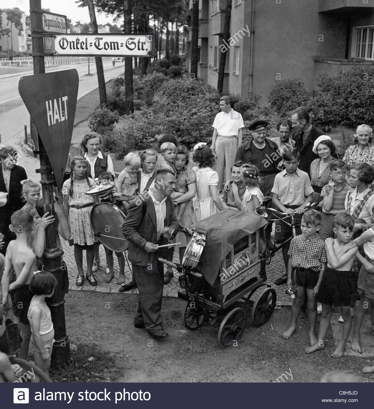 Berlin People 1950s Stock Photos & Berlin People 1950s Stock Images - Alamy