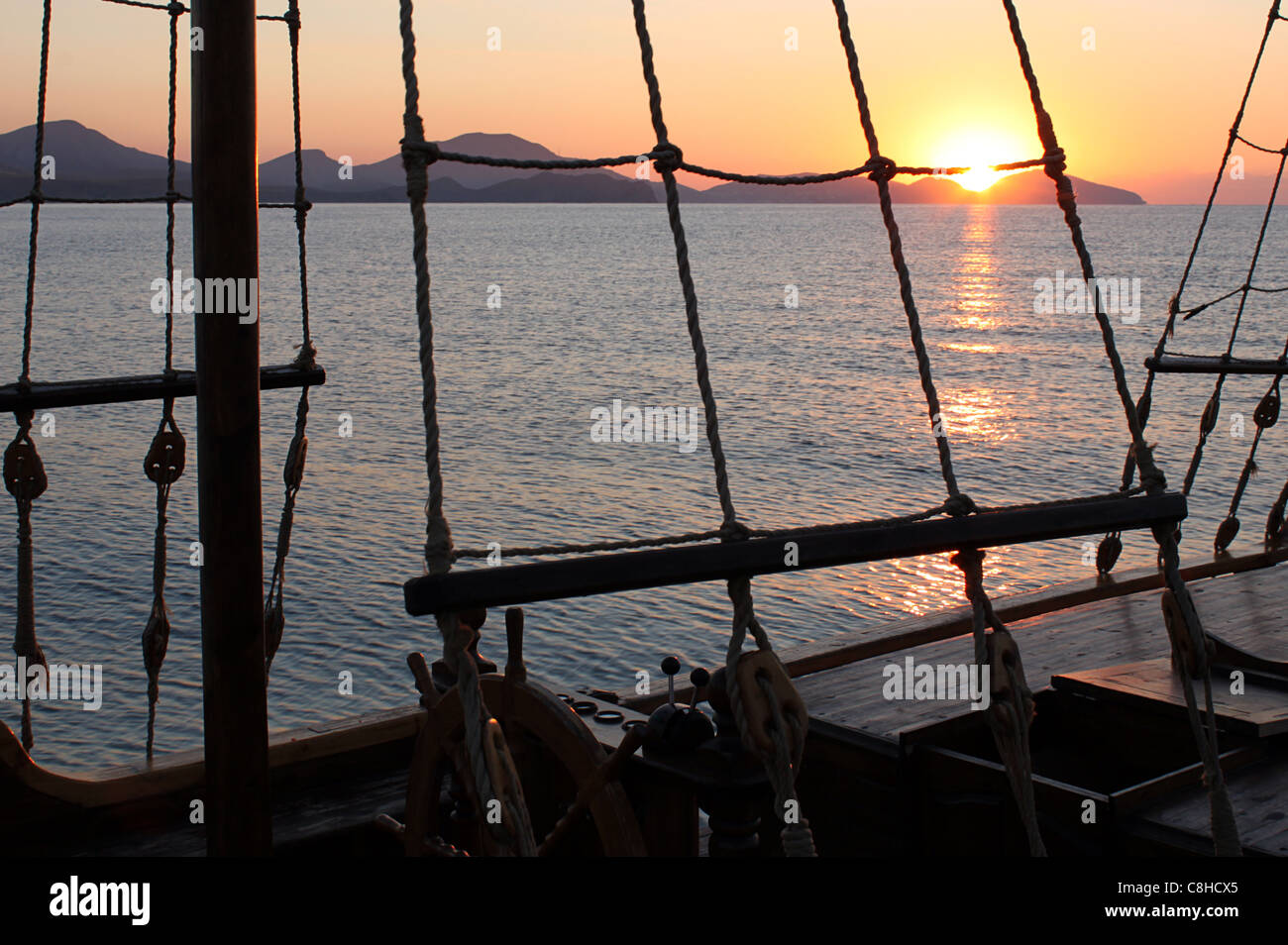 Mast rigging hi-res stock photography and images - Alamy