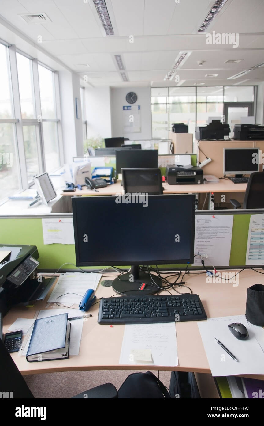 Computer lab room empty workstation hi-res stock photography and images ...