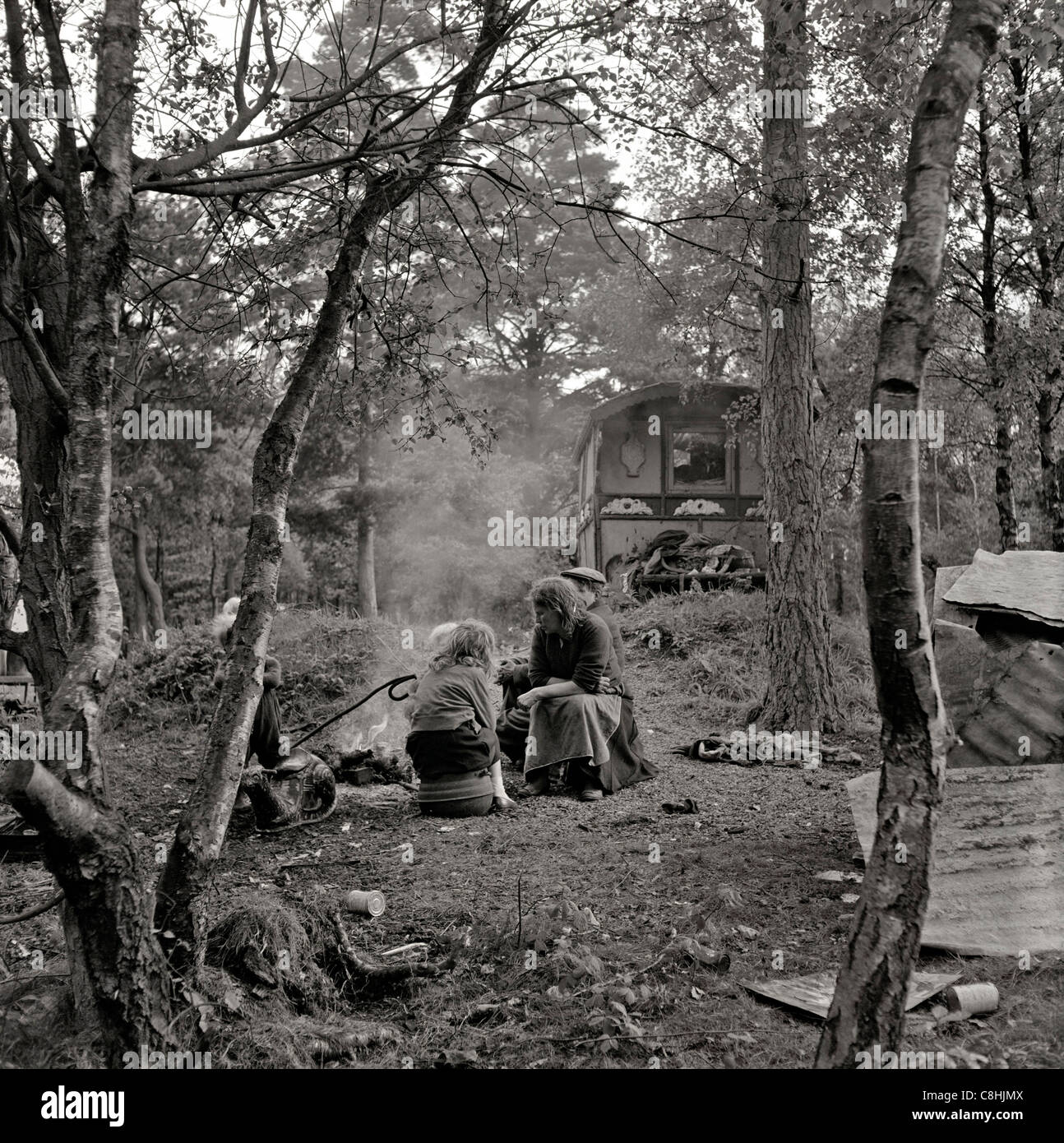 Romany Gypsies in Kent seated around a campfire with Vardo in the ...