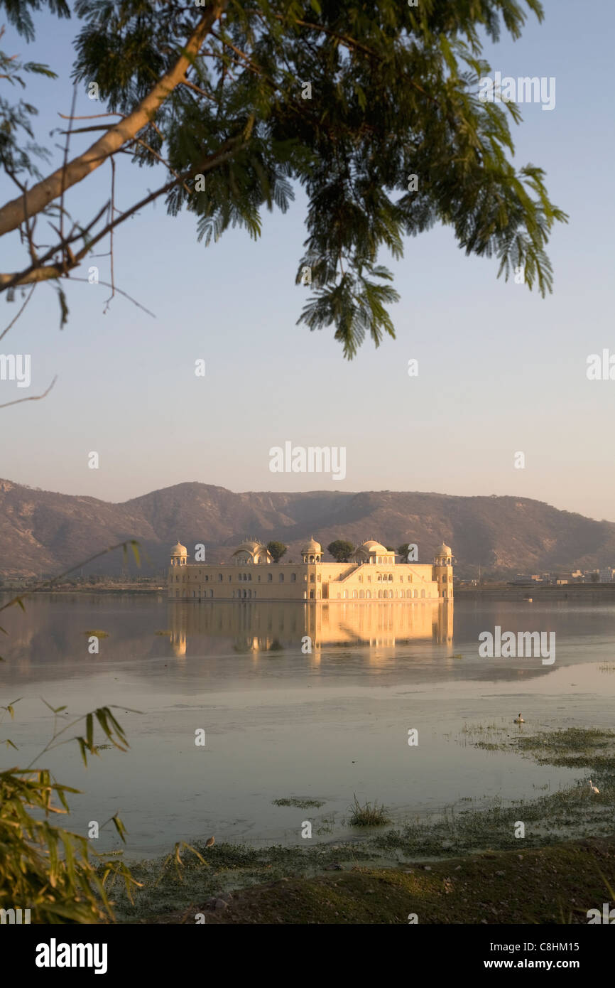 Jai mahal lake hi-res stock photography and images - Alamy