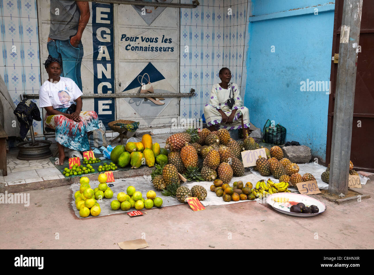Women selling fruit on Avenue de la Paix, Poto Poto neighborhood ...
