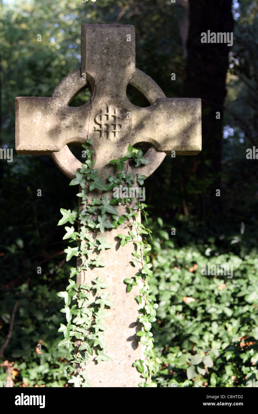 Cross crucifix headstone graveyard hi-res stock photography and images ...