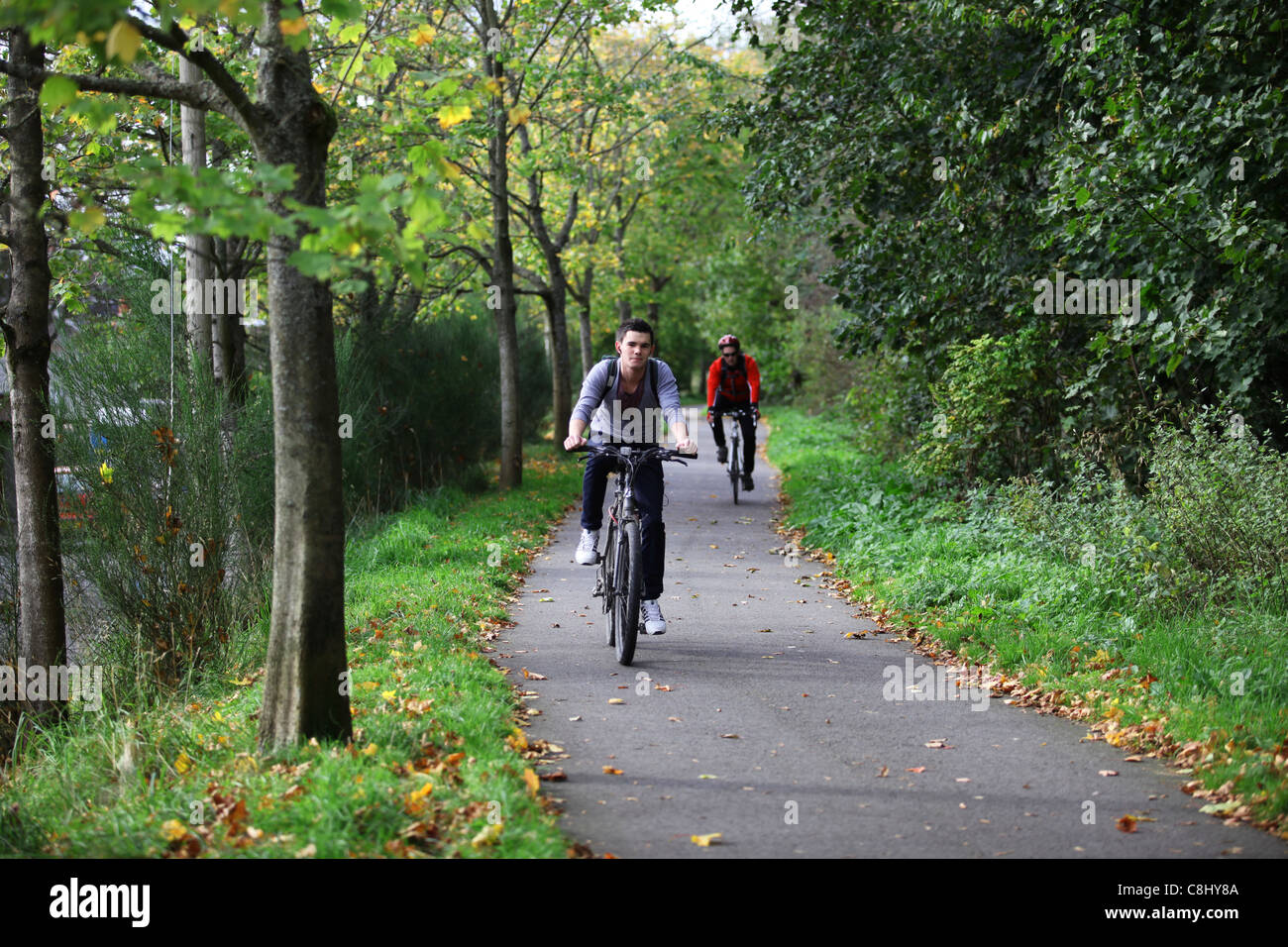 Cyclists using cycle path hi-res stock photography and images - Alamy